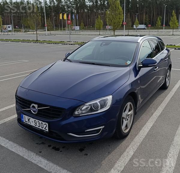 Blue Volvo V60 2015 in Riga, with an engine capacity of 2.00 L and mileage of 352 thousand km for 6100 €, photo 1 on AUTOMOTO.COM.LV