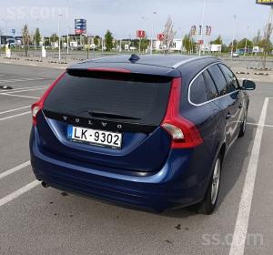 Zils Volvo V60 2015 Rīga, ar dzinēja tilpumu 2.00 L un nobraukumu 352 tūkst. km par 6100 €, foto 4 vietnē AUTOMOTO.COM.LV