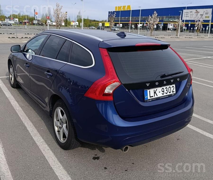 Zils Volvo V60 2015 Rīga, ar dzinēja tilpumu 2.00 L un nobraukumu 352 tūkst. km par 6100 €, foto 5 vietnē AUTOMOTO.COM.LV