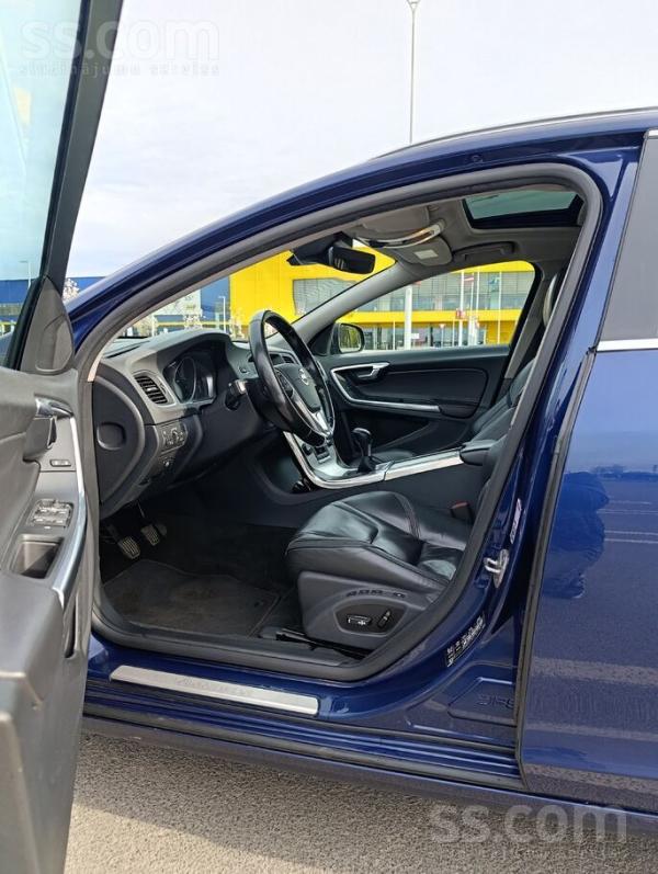Blue Volvo V60 2015 in Riga, with an engine capacity of 2.00 L and mileage of 352 thousand km for 6100 €, photo 8 on AUTOMOTO.COM.LV