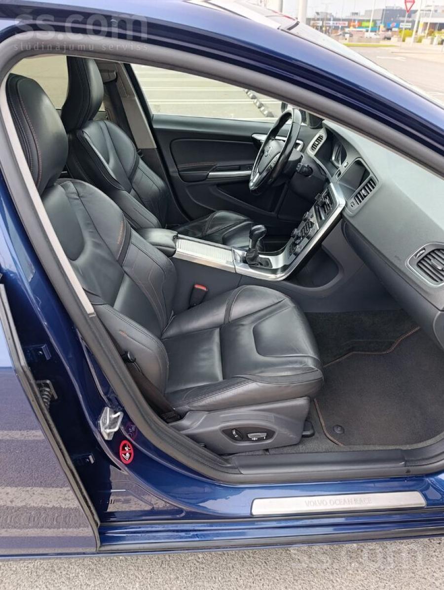 Zils Volvo V60 2015 Rīga, ar dzinēja tilpumu 2.00 L un nobraukumu 352 tūkst. km par 6100 €, foto 10 vietnē AUTOMOTO.COM.LV
