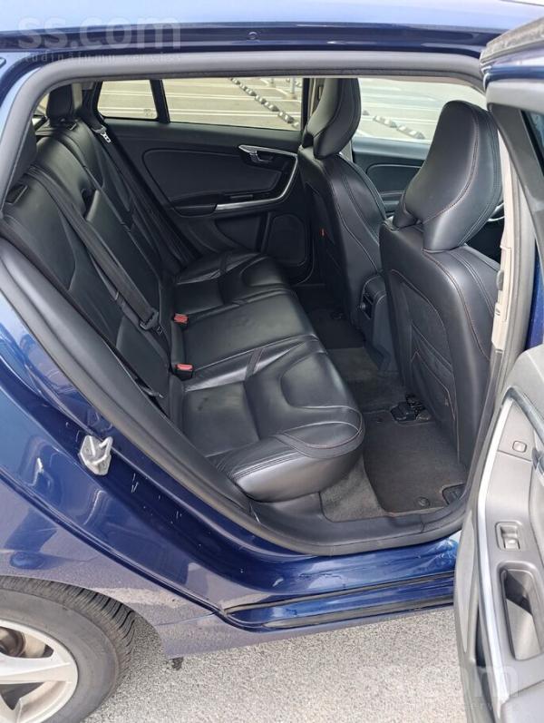 Blue Volvo V60 2015 in Riga, with an engine capacity of 2.00 L and mileage of 352 thousand km for 6100 €, photo 10 on AUTOMOTO.COM.LV
