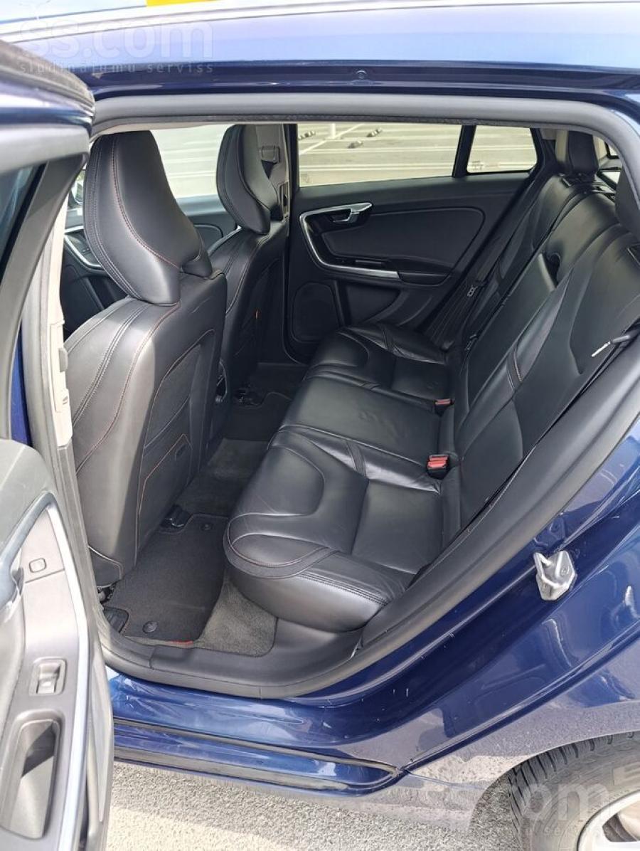 Zils Volvo V60 2015 Rīga, ar dzinēja tilpumu 2.00 L un nobraukumu 352 tūkst. km par 6100 €, foto 12 vietnē AUTOMOTO.COM.LV