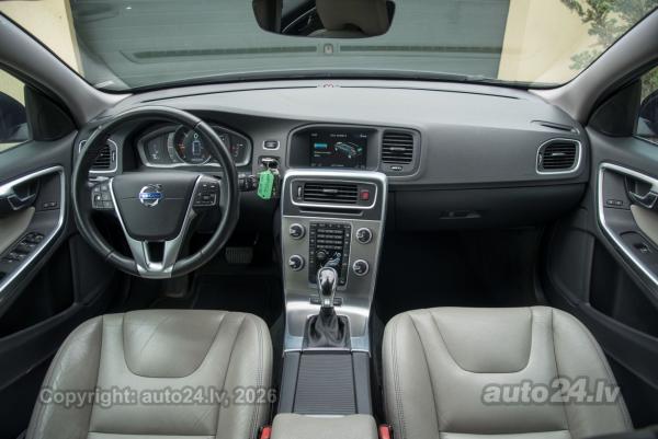Zils Volvo V60 2015 Pērnava, ar dzinēja tilpumu 2.40 L un nobraukumu 287 tūkst. km par 9999 €, foto 7 vietnē AUTOMOTO.COM.LV