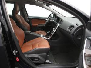 Blue Volvo V60 2015 in Vilnius, with an engine capacity of 2.40 L and mileage of 193 thousand km for 11299 €, photo 15 on AUTOMOTO.COM.LV