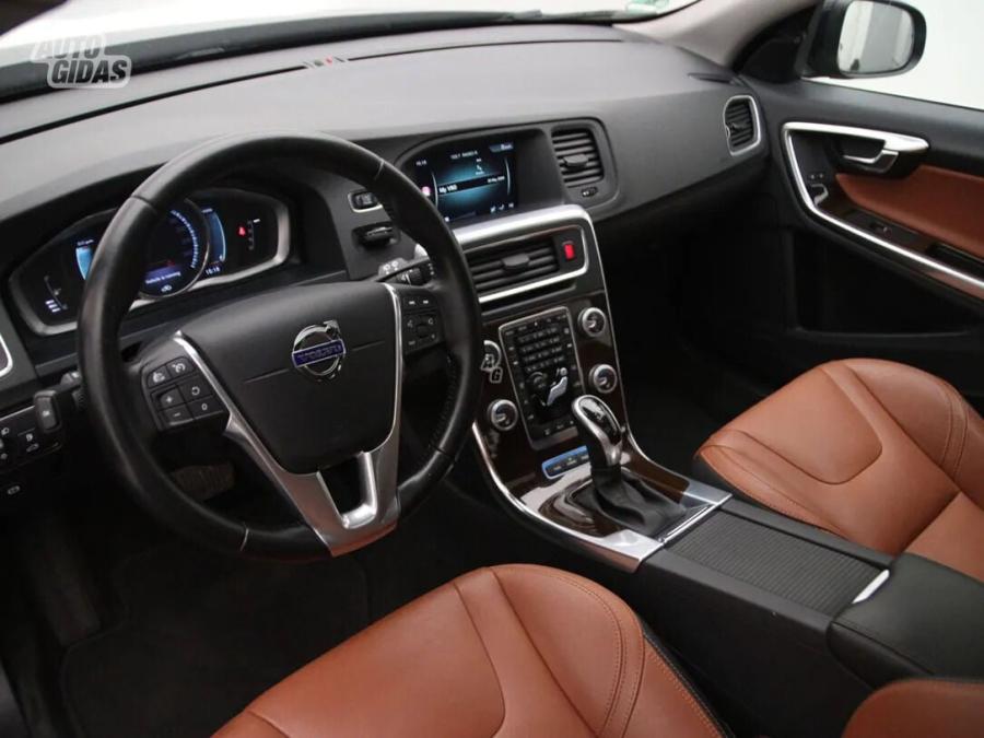 Blue Volvo V60 2015 in Vilnius, with an engine capacity of 2.40 L and mileage of 193 thousand km for 11299 €, photo 17 on AUTOMOTO.COM.LV