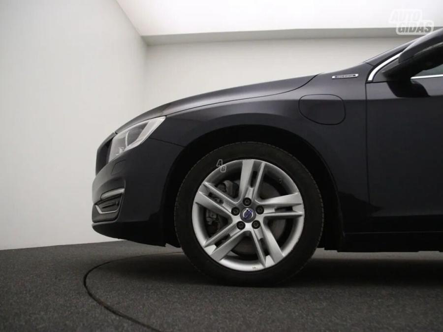 Blue Volvo V60 2015 in Vilnius, with an engine capacity of 2.40 L and mileage of 193 thousand km for 11299 €, photo 29 on AUTOMOTO.COM.LV