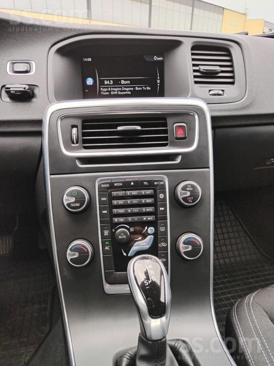 Zils Volvo V60 2015 Talsi, ar dzinēja tilpumu 2.00 L un nobraukumu 277 tūkst. km par 5350 €, foto 10 vietnē AUTOMOTO.COM.LV