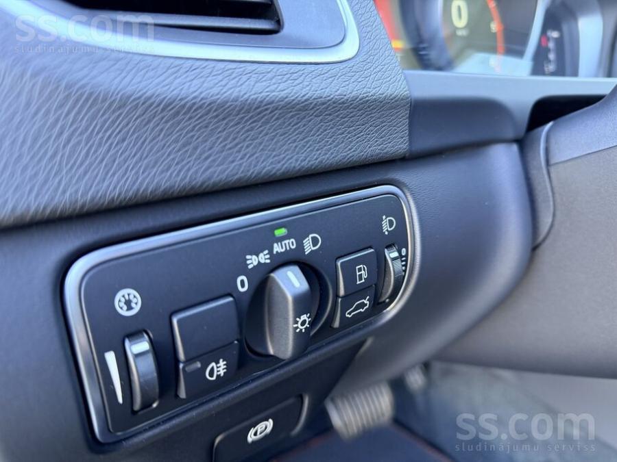 Blue Volvo V60 2015 in Riga, with an engine capacity of 2.00 L and mileage of 253 thousand km for 9500 €, photo 15 on AUTOMOTO.COM.LV