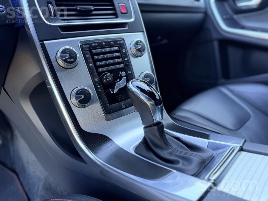 Blue Volvo V60 2015 in Riga, with an engine capacity of 2.00 L and mileage of 253 thousand km for 9500 €, photo 20 on AUTOMOTO.COM.LV