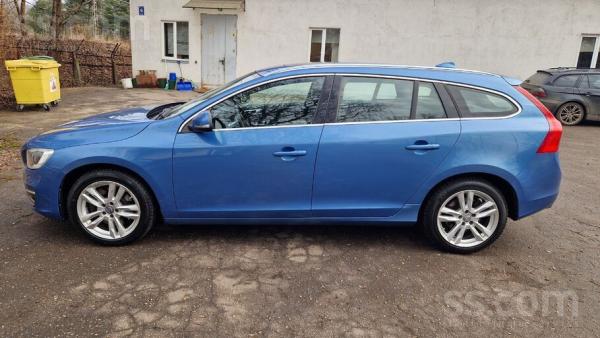 Blue Volvo V60 2015 in Riga, with an engine capacity of 2.40 L and mileage of 181 thousand km for 9100 €, photo 3 on AUTOMOTO.COM.LV