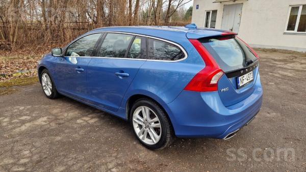 Blue Volvo V60 2015 in Riga, with an engine capacity of 2.40 L and mileage of 181 thousand km for 9100 €, photo 4 on AUTOMOTO.COM.LV
