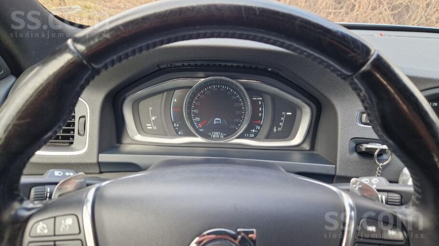 Blue Volvo V60 2015 in Riga, with an engine capacity of 2.40 L and mileage of 181 thousand km for 9100 €, photo 15 on AUTOMOTO.COM.LV