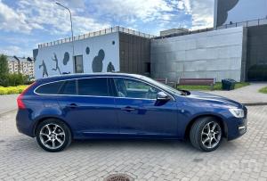 Blue Volvo V60 2015 in Riga, with an engine capacity of 2.00 L and mileage of 249 thousand km for 8900 €, photo 3 on AUTOMOTO.COM.LV