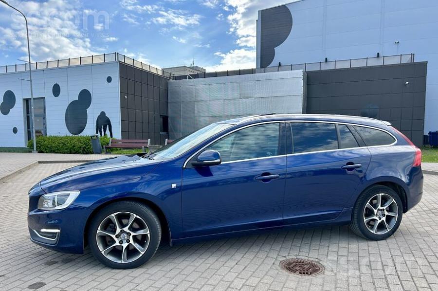 Blue Volvo V60 2015 in Riga, with an engine capacity of 2.00 L and mileage of 249 thousand km for 8900 €, photo 4 on AUTOMOTO.COM.LV