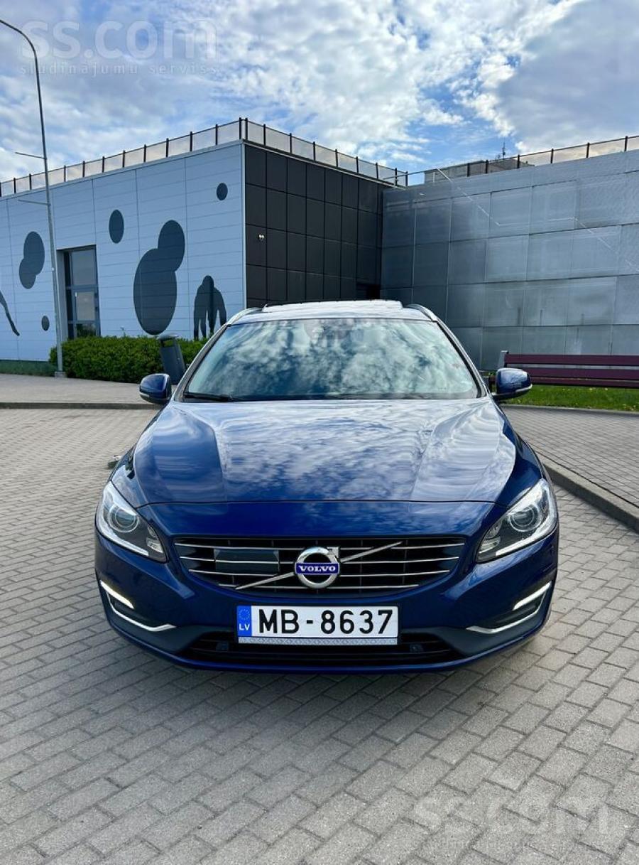 Blue Volvo V60 2015 in Riga, with an engine capacity of 2.00 L and mileage of 249 thousand km for 8900 €, photo 5 on AUTOMOTO.COM.LV