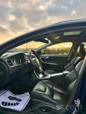 Blue Volvo V60 2015 in Riga, with an engine capacity of 2.00 L and mileage of 249 thousand km for 8900 €, photo 7 on AUTOMOTO.COM.LV