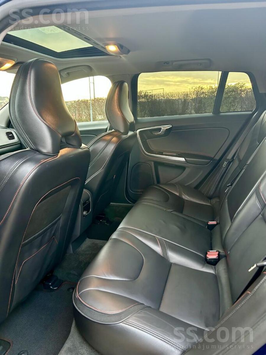 Blue Volvo V60 2015 in Riga, with an engine capacity of 2.00 L and mileage of 249 thousand km for 8900 €, photo 8 on AUTOMOTO.COM.LV