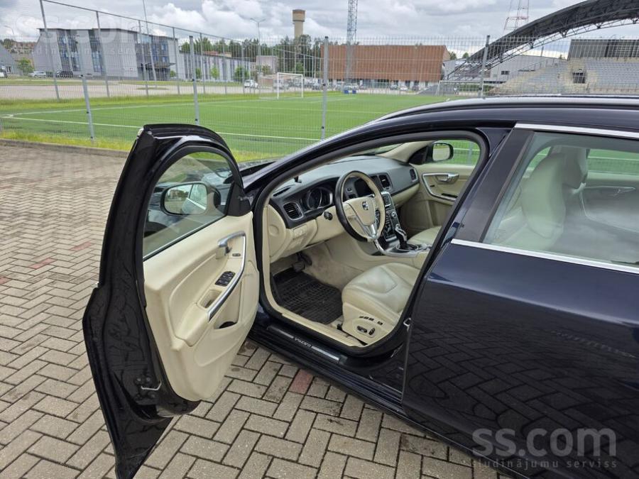 Zils Volvo V60 2015 Rīga, ar dzinēja tilpumu 2.00 L un nobraukumu 264 tūkst. km par 9200 €, foto 8 vietnē AUTOMOTO.COM.LV
