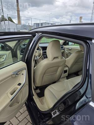 Zils Volvo V60 2015 Rīga, ar dzinēja tilpumu 2.00 L un nobraukumu 264 tūkst. km par 9200 €, foto 10 vietnē AUTOMOTO.COM.LV