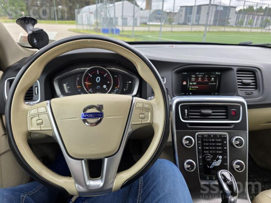 Zils Volvo V60 2015 Rīga, ar dzinēja tilpumu 2.00 L un nobraukumu 264 tūkst. km par 9200 €, foto 12 vietnē AUTOMOTO.COM.LV