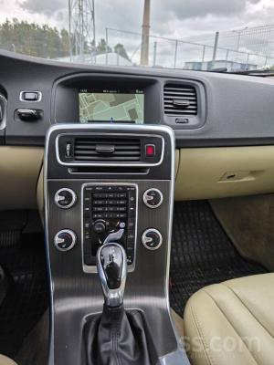 Zils Volvo V60 2015 Rīga, ar dzinēja tilpumu 2.00 L un nobraukumu 264 tūkst. km par 9200 €, foto 13 vietnē AUTOMOTO.COM.LV