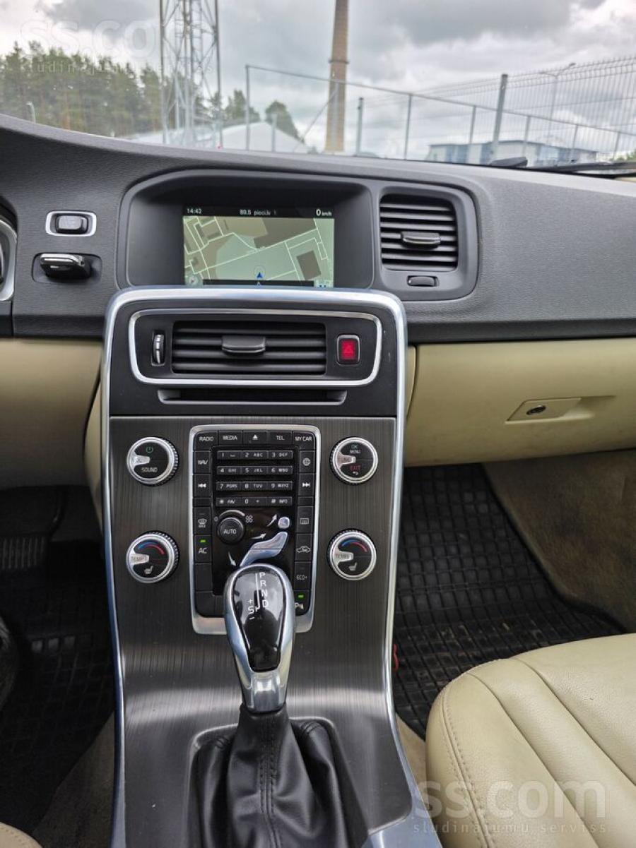 Zils Volvo V60 2015 Rīga, ar dzinēja tilpumu 2.00 L un nobraukumu 264 tūkst. km par 9200 €, foto 13 vietnē AUTOMOTO.COM.LV