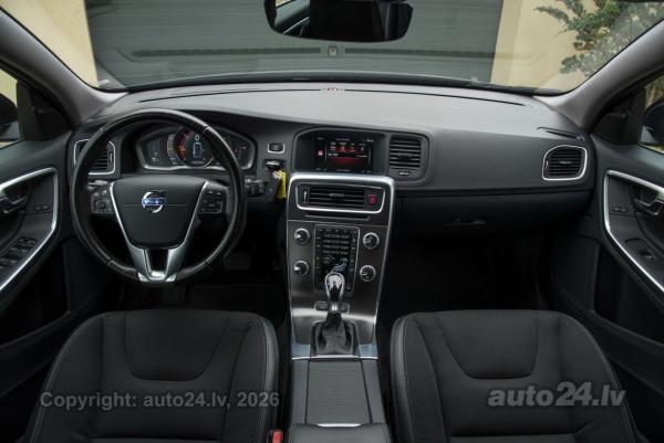 Blue Volvo V60 2015 in Parnu, with an engine capacity of 2.40 L and mileage of 287 thousand km for 10400 €, photo 8 on AUTOMOTO.COM.LV