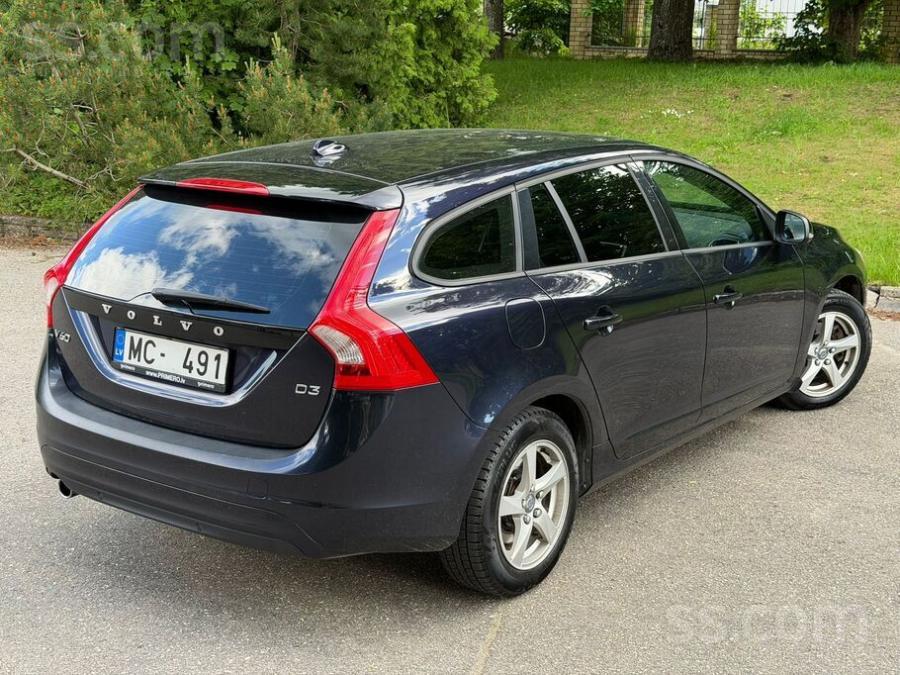 Blue Volvo V60 2015 in Tukums, with an engine capacity of 2.00 L and mileage of 278 thousand km for 3500 €, photo 5 on AUTOMOTO.COM.LV