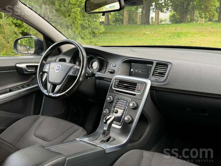 Blue Volvo V60 2015 in Tukums, with an engine capacity of 2.00 L and mileage of 278 thousand km for 3500 €, photo 6 on AUTOMOTO.COM.LV