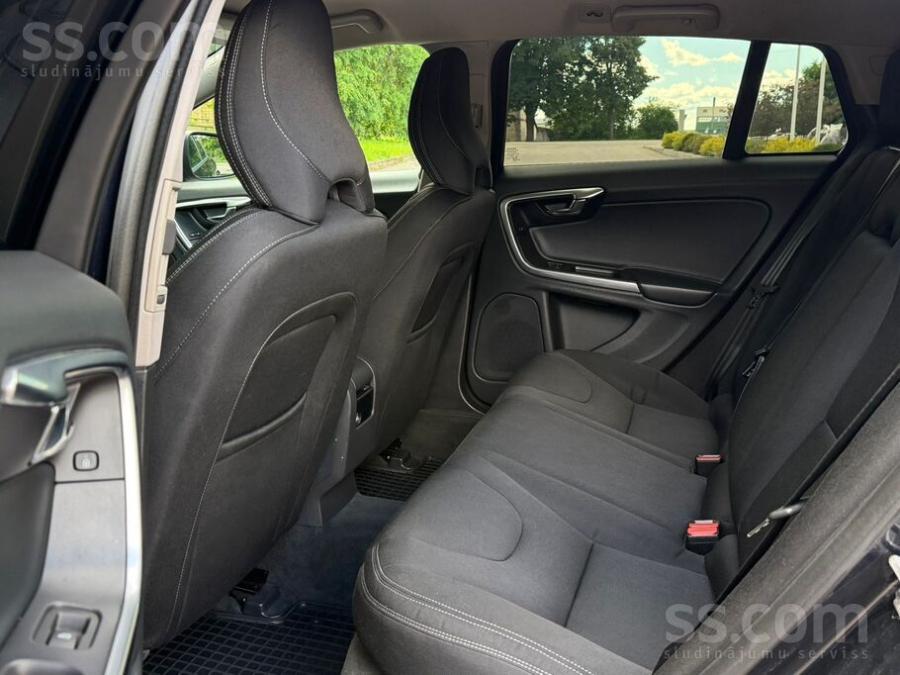 Blue Volvo V60 2015 in Tukums, with an engine capacity of 2.00 L and mileage of 278 thousand km for 3500 €, photo 8 on AUTOMOTO.COM.LV