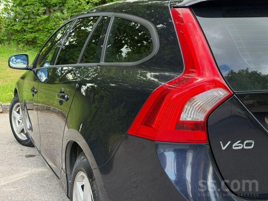 Blue Volvo V60 2015 in Tukums, with an engine capacity of 2.00 L and mileage of 278 thousand km for 3500 €, photo 9 on AUTOMOTO.COM.LV