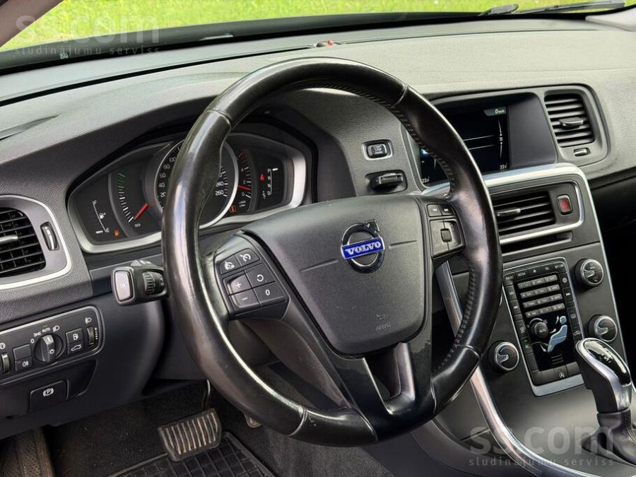 Blue Volvo V60 2015 in Tukums, with an engine capacity of 2.00 L and mileage of 278 thousand km for 3500 €, photo 10 on AUTOMOTO.COM.LV