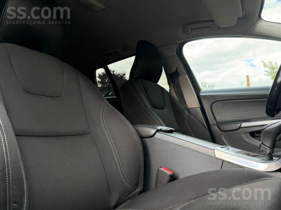 Blue Volvo V60 2015 in Tukums, with an engine capacity of 2.00 L and mileage of 278 thousand km for 3500 €, photo 11 on AUTOMOTO.COM.LV