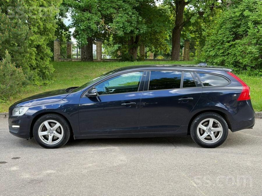 Blue Volvo V60 2015 in Tukums, with an engine capacity of 2.00 L and mileage of 278 thousand km for 3500 €, photo 12 on AUTOMOTO.COM.LV