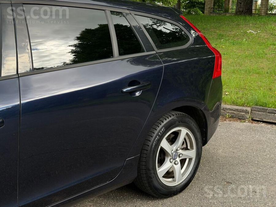 Blue Volvo V60 2015 in Tukums, with an engine capacity of 2.00 L and mileage of 278 thousand km for 3500 €, photo 14 on AUTOMOTO.COM.LV
