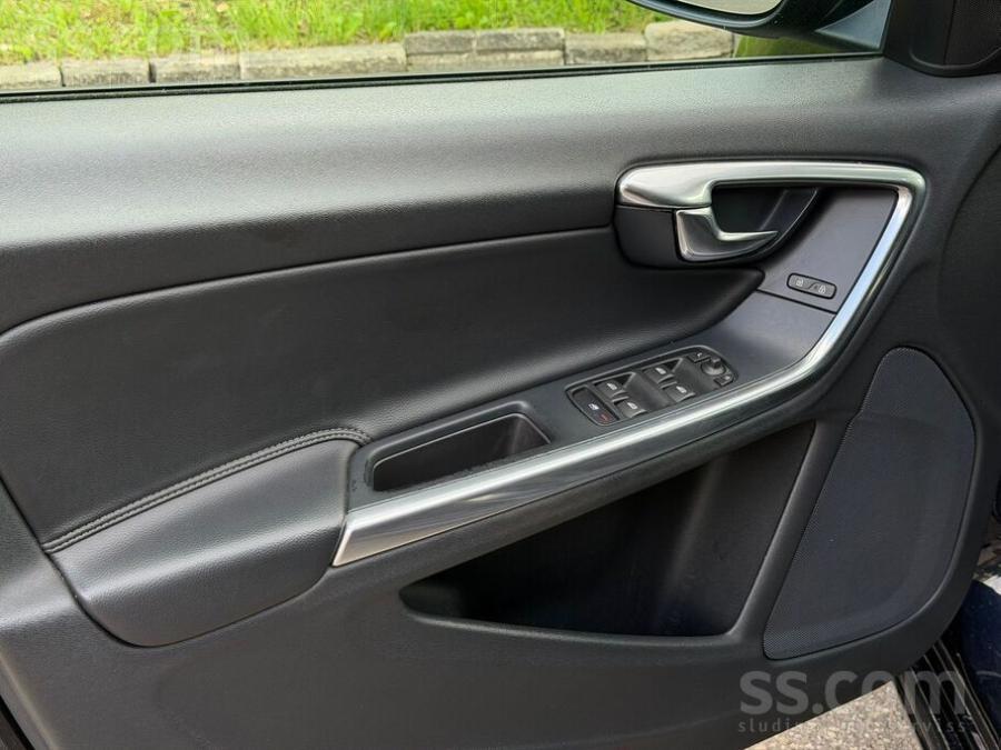 Blue Volvo V60 2015 in Tukums, with an engine capacity of 2.00 L and mileage of 278 thousand km for 3500 €, photo 15 on AUTOMOTO.COM.LV