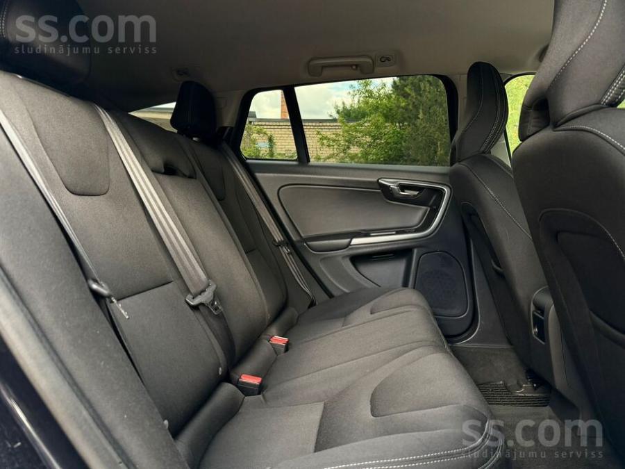 Blue Volvo V60 2015 in Tukums, with an engine capacity of 2.00 L and mileage of 278 thousand km for 3500 €, photo 17 on AUTOMOTO.COM.LV