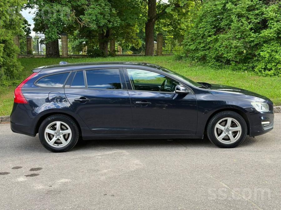 Blue Volvo V60 2015 in Tukums, with an engine capacity of 2.00 L and mileage of 278 thousand km for 3500 €, photo 18 on AUTOMOTO.COM.LV