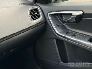 Blue Volvo V60 2015 in Tukums, with an engine capacity of 2.00 L and mileage of 278 thousand km for 3500 €, photo 20 on AUTOMOTO.COM.LV
