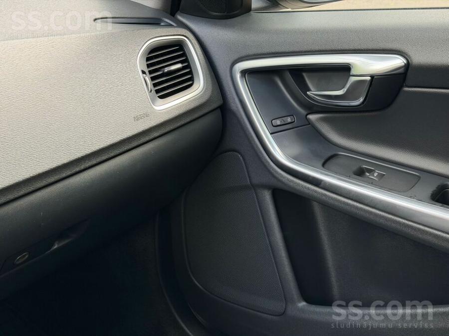 Blue Volvo V60 2015 in Tukums, with an engine capacity of 2.00 L and mileage of 278 thousand km for 3500 €, photo 20 on AUTOMOTO.COM.LV
