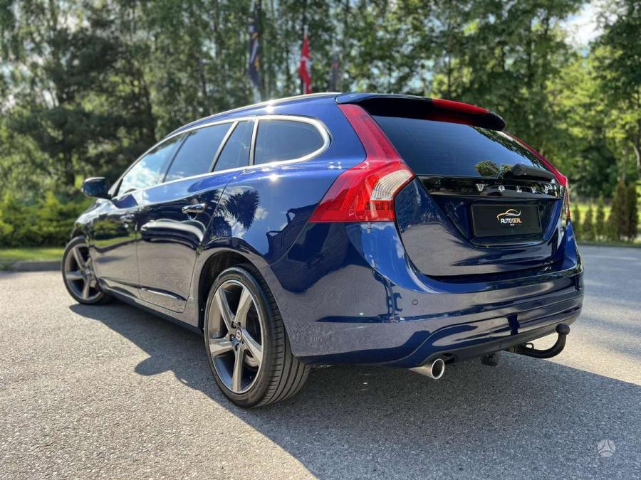 Blue Volvo V60 2015 in Kazlu Ruda, with an engine capacity of 1.97 L and mileage of 226 thousand km for 7500 €, photo 8 on AUTOMOTO.COM.LV