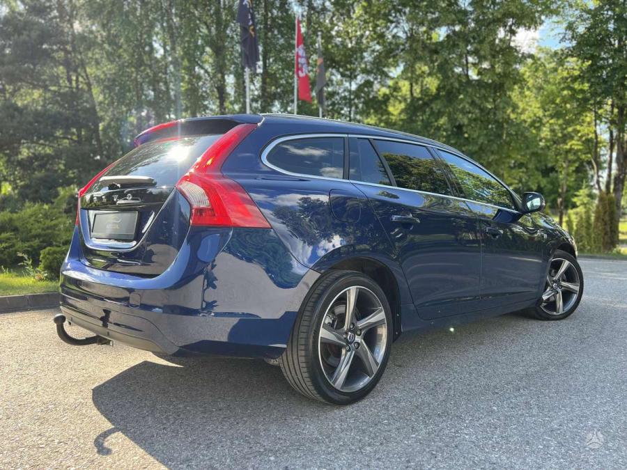 Blue Volvo V60 2015 in Kazlu Ruda, with an engine capacity of 1.97 L and mileage of 226 thousand km for 7500 €, photo 9 on AUTOMOTO.COM.LV