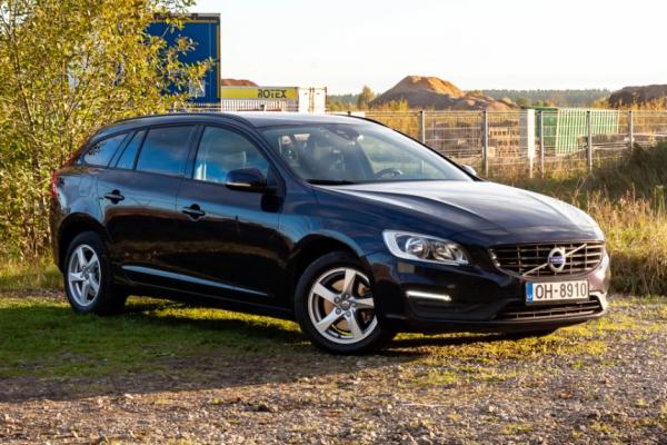 Blue Volvo V60 2015 in Riga, with an engine capacity of 2.00 L and mileage of 260 thousand km for 7495 €, photo 1 on AUTOMOTO.COM.LV