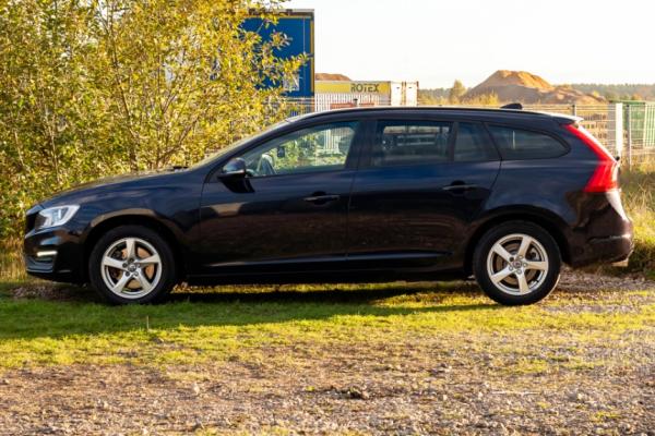 Blue Volvo V60 2015 in Riga, with an engine capacity of 2.00 L and mileage of 260 thousand km for 7495 €, photo 8 on AUTOMOTO.COM.LV