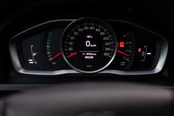 Blue Volvo V60 2015 in Riga, with an engine capacity of 2.00 L and mileage of 260 thousand km for 7495 €, photo 9 on AUTOMOTO.COM.LV
