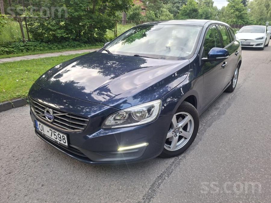 Blue Volvo V60 2015 in Riga, with an engine capacity of 2.00 L and mileage of 246 thousand km for 6300 €, photo 1 on AUTOMOTO.COM.LV