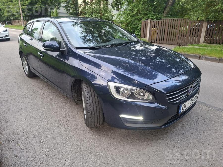Blue Volvo V60 2015 in Riga, with an engine capacity of 2.00 L and mileage of 246 thousand km for 6300 €, photo 4 on AUTOMOTO.COM.LV