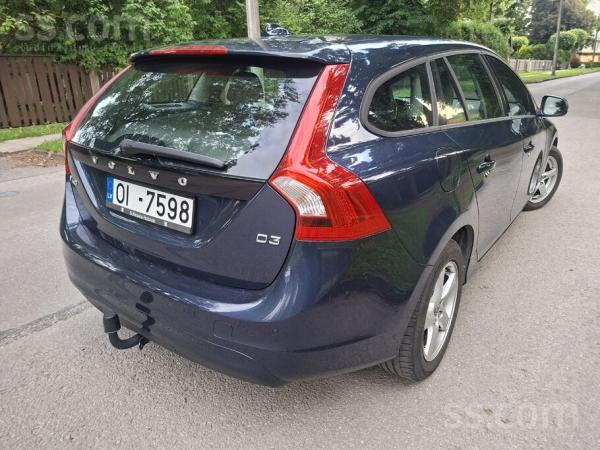 Blue Volvo V60 2015 in Riga, with an engine capacity of 2.00 L and mileage of 246 thousand km for 6300 €, photo 4 on AUTOMOTO.COM.LV