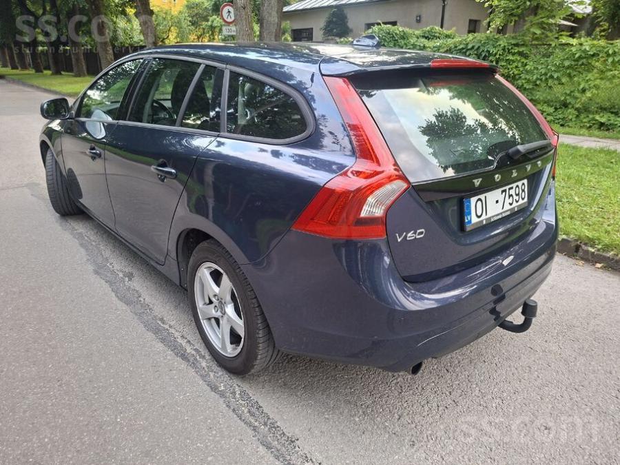 Blue Volvo V60 2015 in Riga, with an engine capacity of 2.00 L and mileage of 246 thousand km for 6300 €, photo 6 on AUTOMOTO.COM.LV